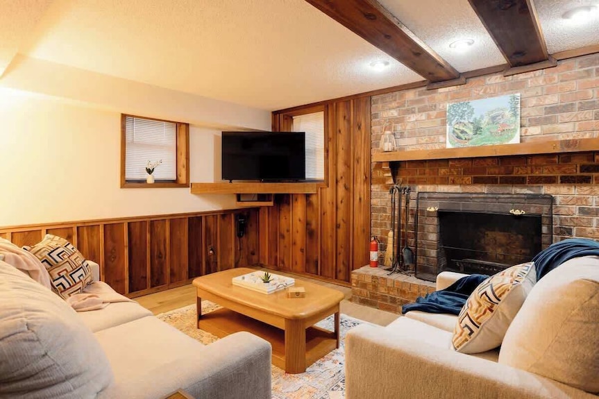 5br Johnson City | Yard + Firepit | Sleeps 8 - Johnson City, TN