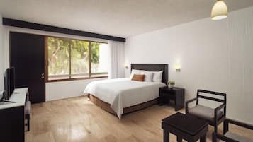 Estúdio standard, sacada, vista para o jardim | Cofres nos quartos, ferros/tábuas de passar roupa, Wi-Fi de cortesia