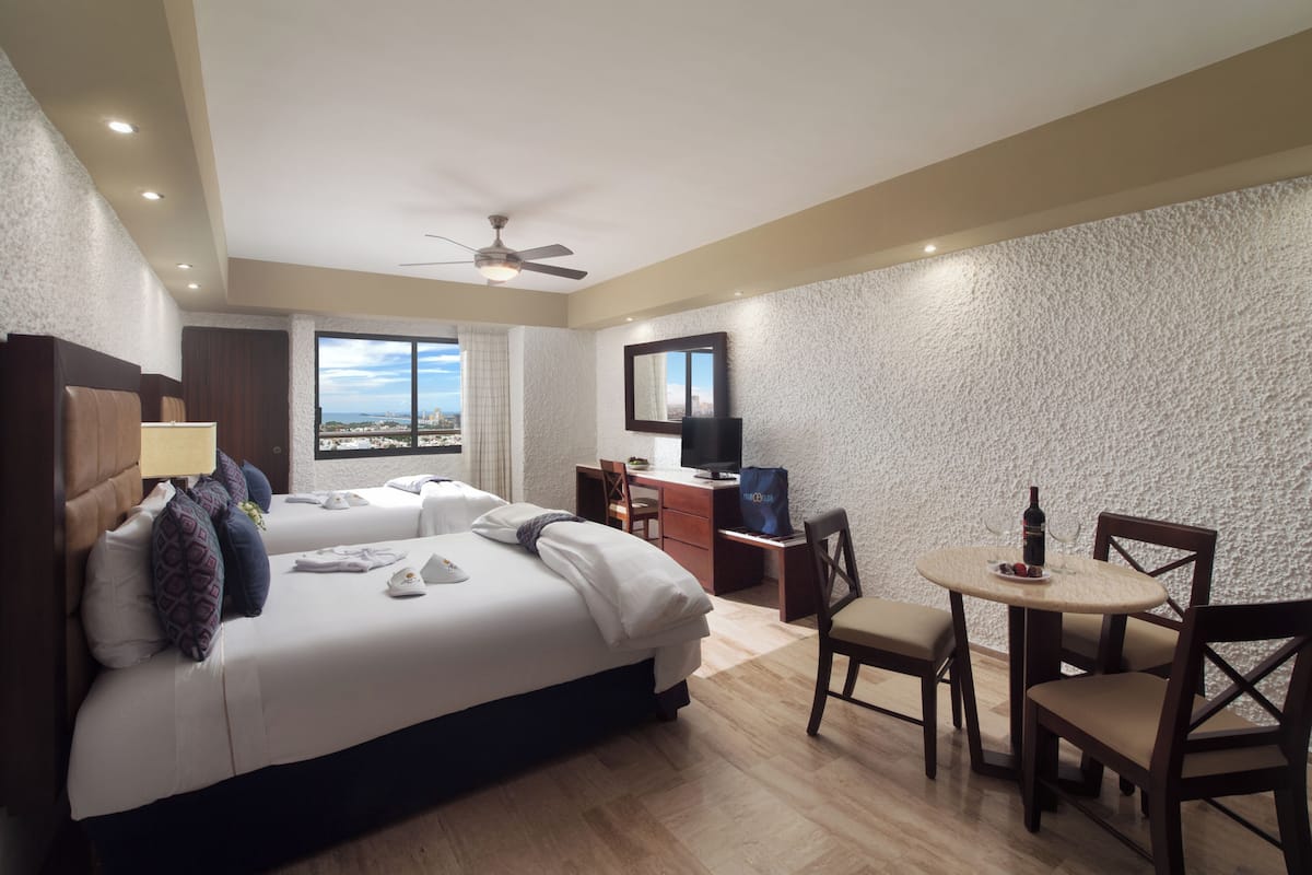 Quarto Deluxe | Cofre com capacidade para portátil, ferro/tábua de engomar