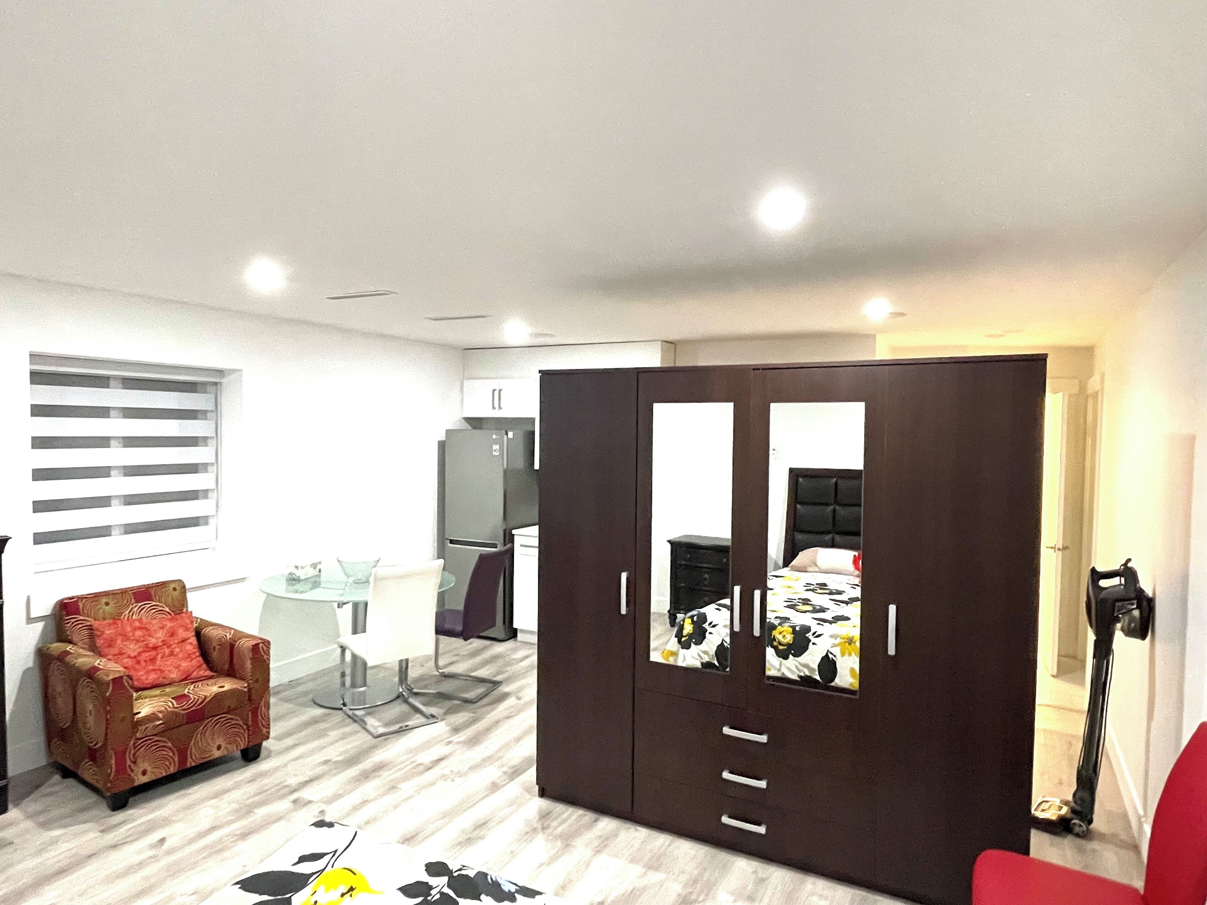 Entire Large Studio With Kitchen In Gorgeous Surrey With Ac - Surrey, BC