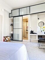 Suíte luxo, sacada, vista para a cidade | Cofres nos quartos, ferros/tábuas de passar roupa, Wi-Fi de cortesia