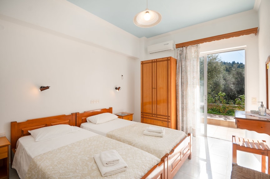 Corfu Apartment With Shared Pool Near Saint Spyridon Beach - Kassiopi