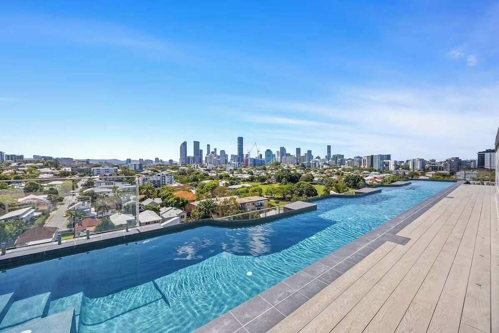 Gabba Retreat - Rooftop Pool & Stunning City View - Brisbane | Vrbo