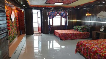 Chalé sênior, vista para a colina | Escrivaninha, espaço de trabalho para notebook, quartos à prova de som