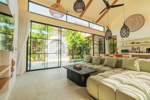 Vila luxo, 2 quartos, piscina particular, vista para a piscina | Área de estar | Smart TV 32 polegadas com canais digitais