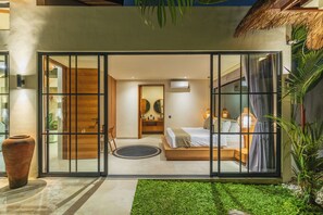 Vila luxo, 2 quartos, piscina particular, vista para a piscina | Roupas de cama premium, cofres nos quartos, escrivaninha