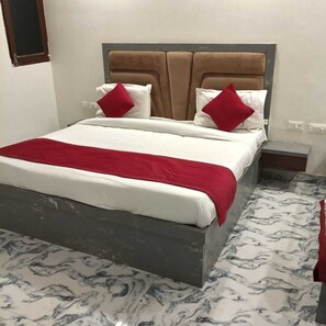 Quarto casal ou duplo básico | Escrivaninha, Wi-Fi de cortesia