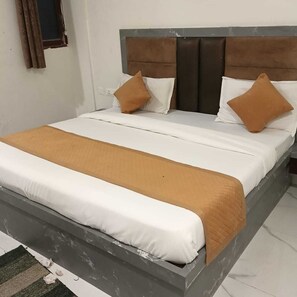 Quarto casal ou duplo básico | Escrivaninha, Wi-Fi de cortesia