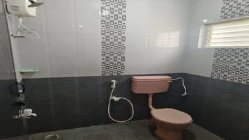 Chuveiro, toalhas de banho, sabonete, shampoo