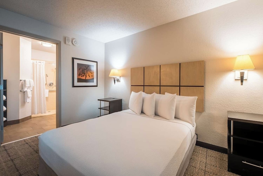Modern Pet Friendly Queen Unit W/ Gym Access And Free Parking! - Dallas, TX
