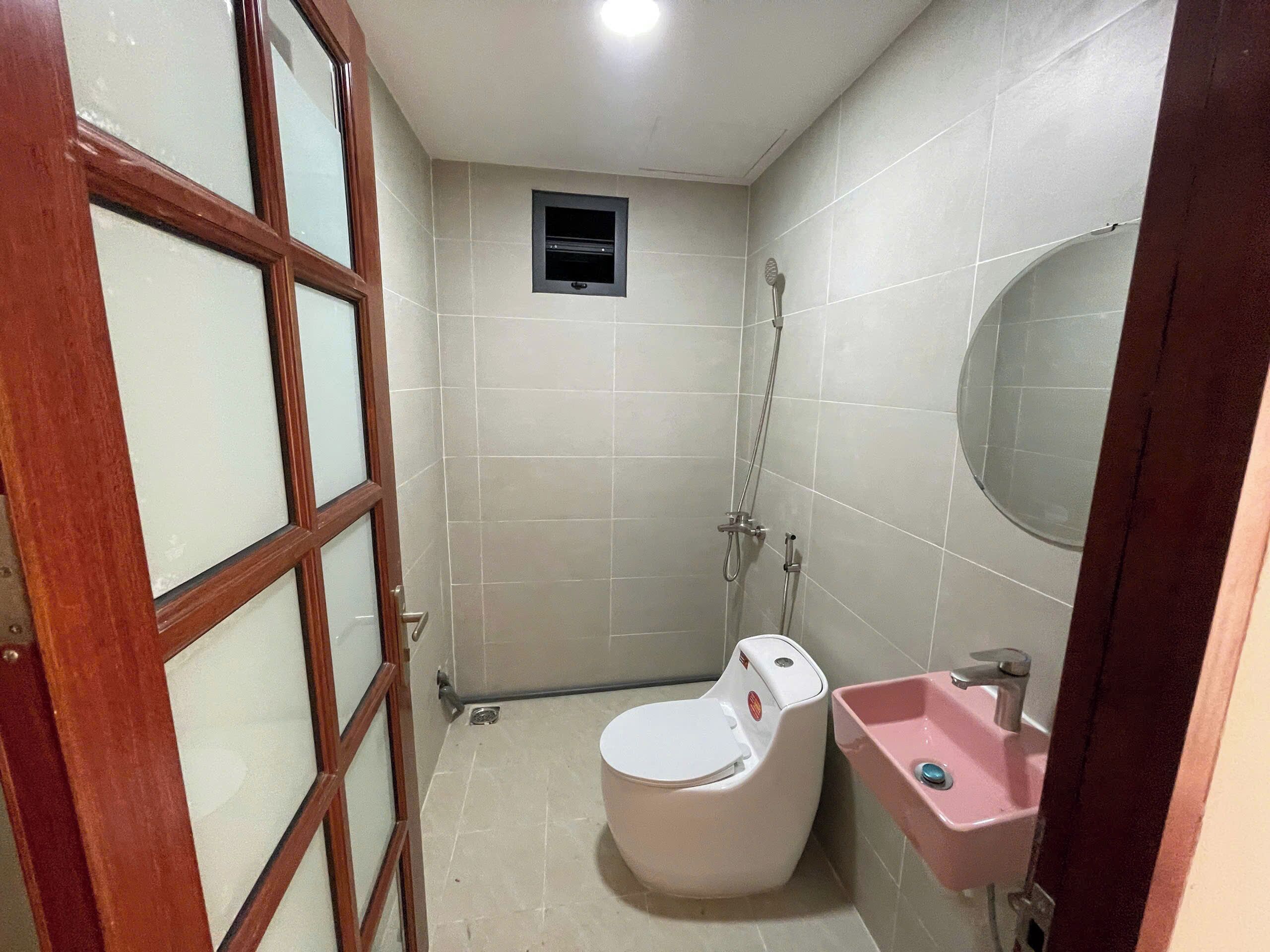 Toalhas de banho, sabonete, shampoo, papel higiênico