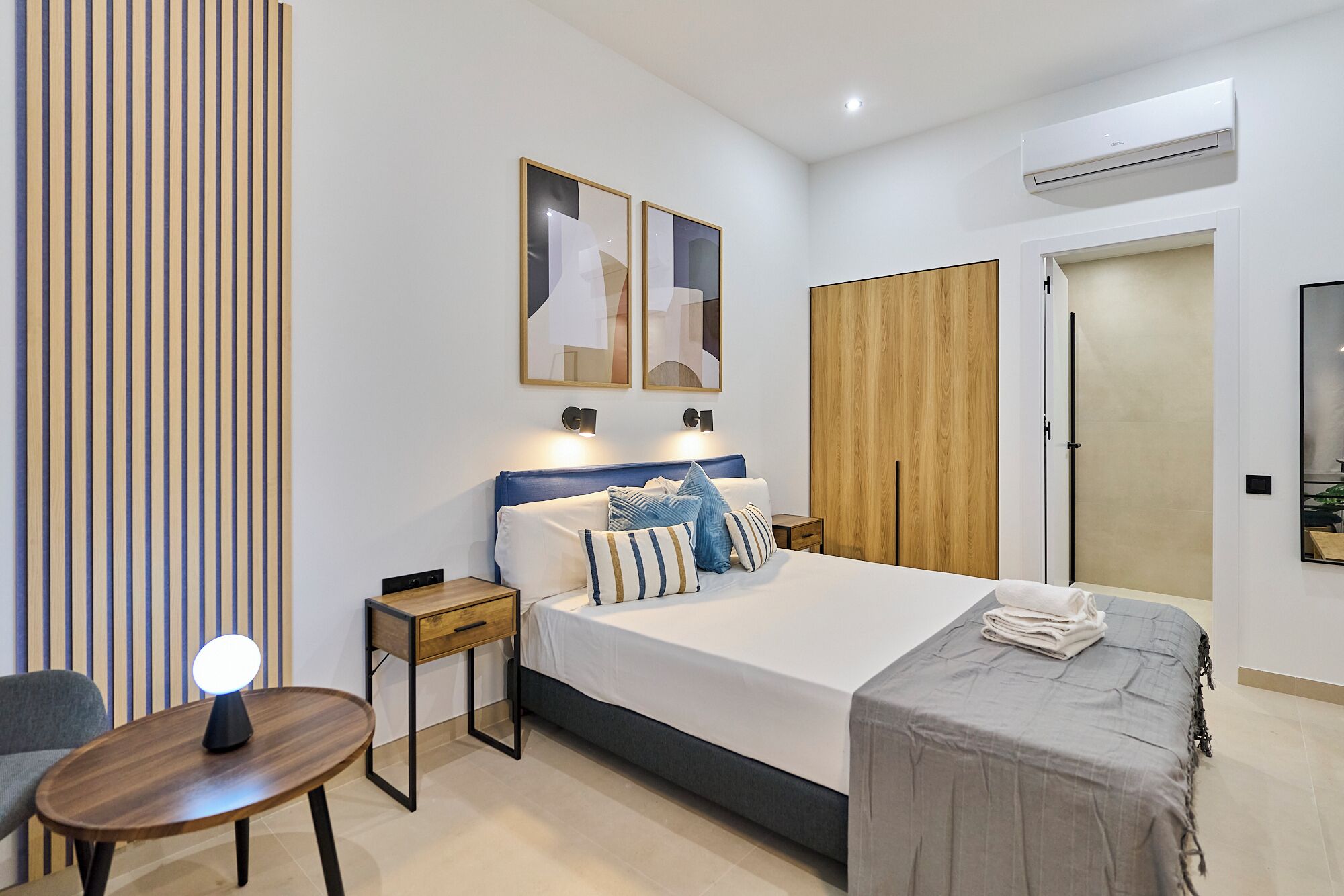 Quarto Duplo | Roupa de alta qualidade, edredões de penas, secretária 