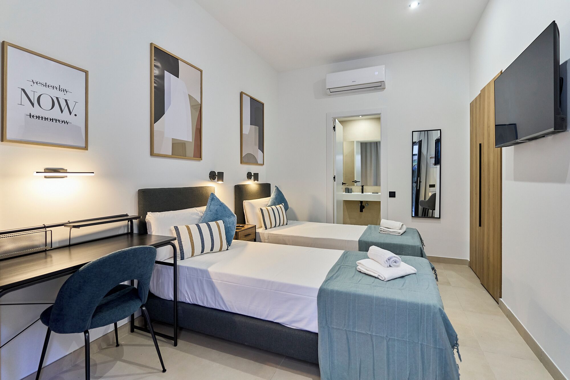 Quarto Twin | Roupa de alta qualidade, edredões de penas, secretária 