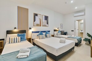 Quarto quádruplo | Roupas de cama premium, edredons de pluma, escrivaninha