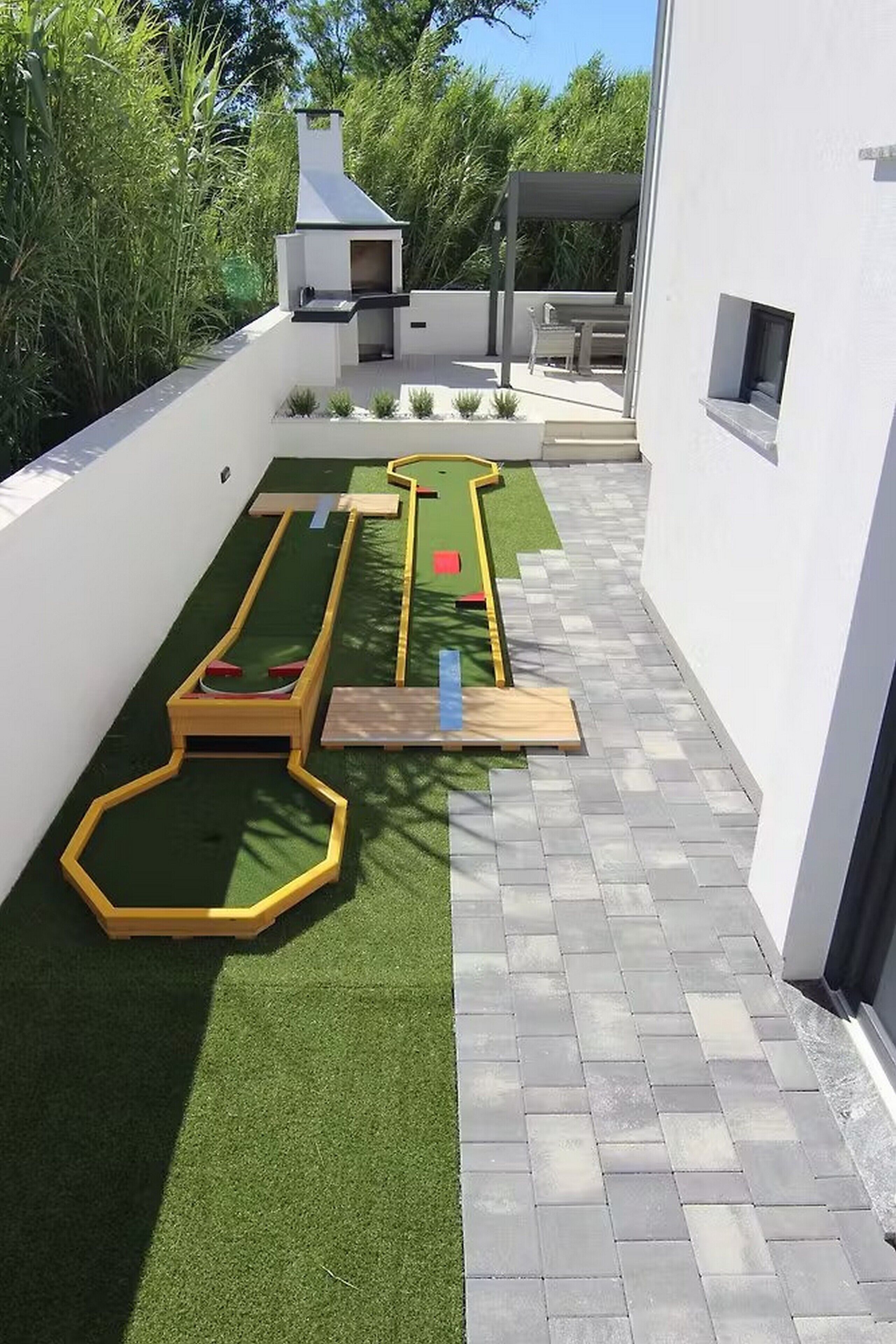 Uma área externa moderna com campo de putting, piscina pequena e espaço para churrasco.