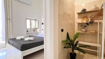 Quarto casal básico | Cortinas blackout, ferros/tábuas de passar roupa, Wi-Fi de cortesia
