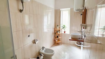Quarto triplo básico | Banheiro | Chuveiro, produtos de toalete grátis, secador de cabelo