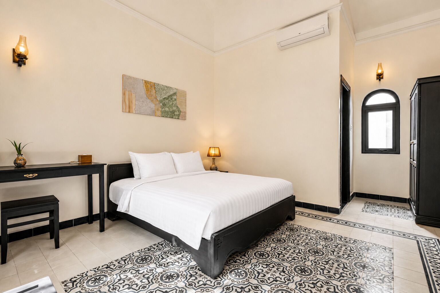 Quarto com cama, mesa de cabeceira, luminária, obra de arte e guarda-roupa.