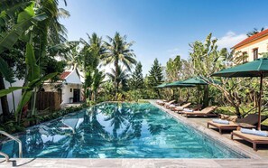 Piscina exterior, guarda-sóis, espreguiçadeiras 