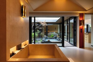 Suíte superluxo, 2 quartos, não aceita animais de estimação, vista para o pátio | Banheiro | Banheira e chuveiro separados, produtos de toalete grátis