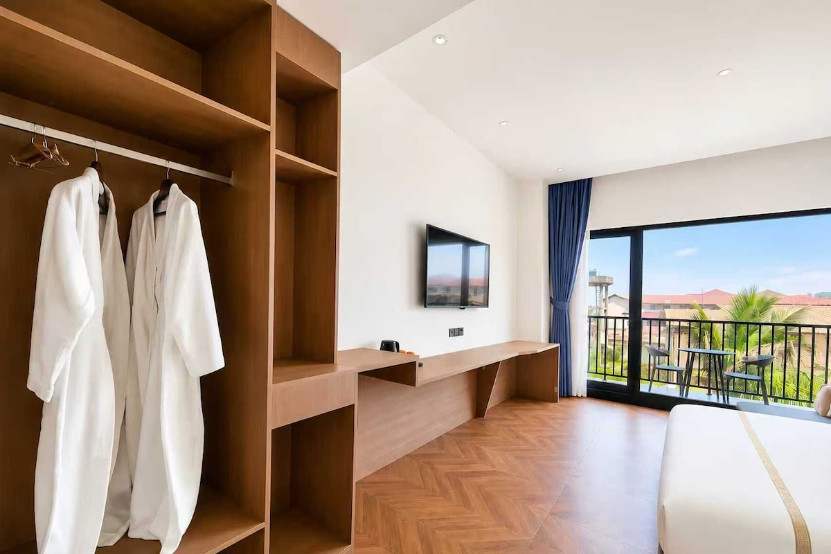 Quarto Twin Deluxe, varanda, vista para o mar | Secretária, Wi-fi grátis, roupa de cama fornecida 