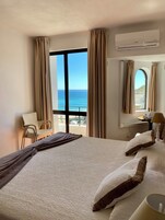 Quarto casal luxo, sacada, vista para a praia | Cofres nos quartos, escrivaninha, Wi-Fi de cortesia