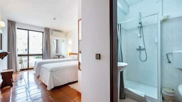 Quarto Duplo Standard, varanda, vista para a praia | Casa de banho | Um secador de cabelo, toalhas fornecidas, sabão, champô