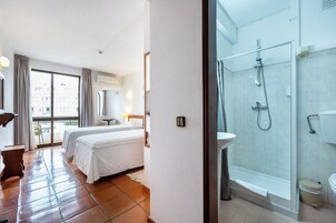 Quarto casal standard, sacada, vista para a praia | Banheiro | Secador de cabelo, toalhas de banho, sabonete, shampoo