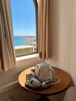 Quarto casal luxo, sacada, vista para a praia | Cofres nos quartos, escrivaninha, Wi-Fi de cortesia