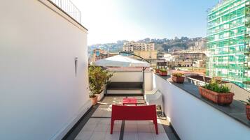 Quarto Triplo Superior, pátio, vista para a colina | Terrenos do alojamento