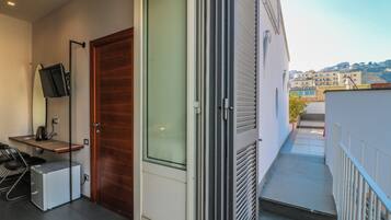 Quarto Triplo Superior, pátio, vista para a colina | Interior