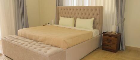 Quarto Duplo de Luxo, 1 cama king-size, varanda, vista para o lago | Secretária, secretária adequada para computadores portáteis