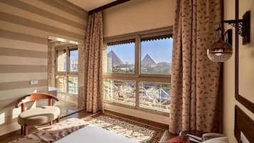 Suite Júnior, vista para a montanha | Minibar, cofre no quarto, secretária, cortinas/cortinados opacos