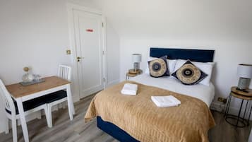 Quarto casal luxo | Cortinas blackout, quartos à prova de som, ferros/tábuas de passar roupa