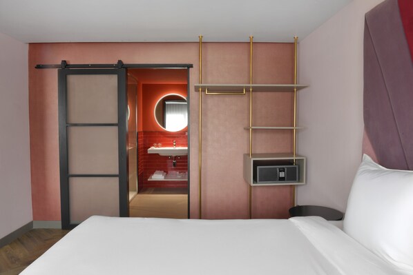 Suite, 1 cama king-size | Roupa hipoalergénica, minibar, cofre no quarto 