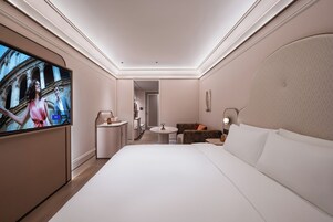 Quarto Deluxe, 1 cama king-size | Edredões de penas, minibar grátis, cortinas/cortinados opacos