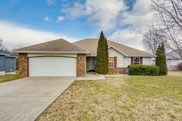 Springfield Area Retreat! Family Home W/ Yard - Springfield, MO