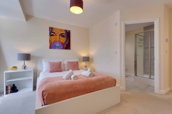Modern Cambridge Home Business & Holiday Stays - Cambridge