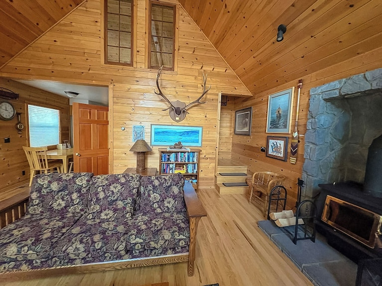 J7 Is A Spacious Tri-level Home Near Wallowa Lake | Treetop Views, Private Decks, Sleeps 6, No Pets - Wallowa Lake, OR