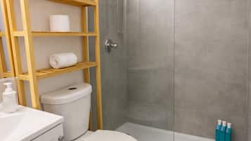 Estúdio | Casa de banho | Um polibã, artigos de higiene pessoal grátis, toalhas fornecidas, sabão