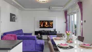 Apartamento Familiar, 3 quartos, 2 casas de banho (Comfortable Seaview Apartment Pacco) | Sala | TV de ecrã plano