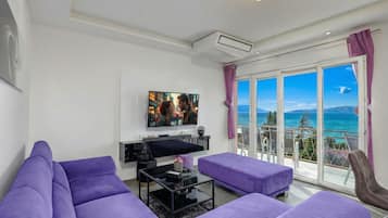 Apartamento Familiar, vários quartos, 2 casas de banho (Comfortable Seaview Apartment Pacco) | Sala | Televisor de ecrã plano de 21 polegadas com canais por cabo