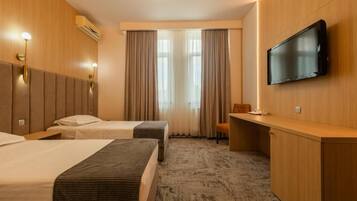 Cortinas/cortinados opacos, ferro/tábua de engomar, Wi-fi grátis