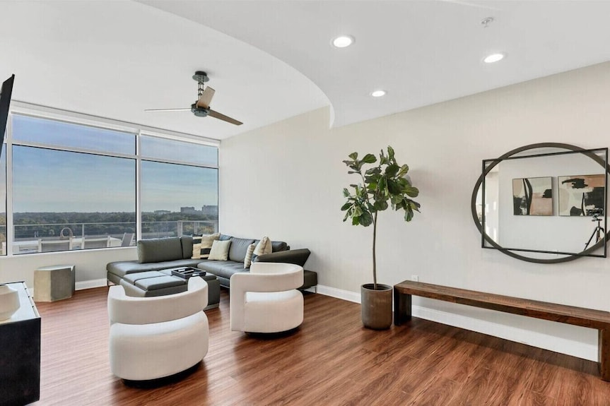 High-end Downtown Orlando Penthouse With Patio - Maitland, FL