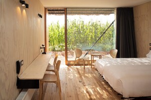 Quarto Duplo ou Twin Superior, pátio, vista para o jardim | Cofre no quarto, secretária