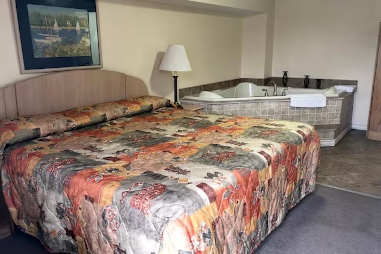 Premium Room With Jetted Tub W/ Free Parking - Near Cayuga Lake State Park - Seneca Falls, NY