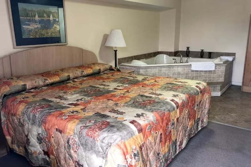 Premium Room With Jetted Tub W/ Free Parking - Near Cayuga Lake State Park - Seneca Lake, NY
