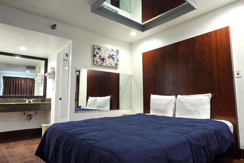 Quiet King Room Ideal For Exploring Anaheim Attractions And Dining Spots - Anaheim, CA