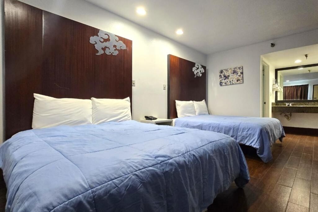 Relaxing Room For Family Stays Just Minutes From Disneyland Attractions - Anaheim, CA