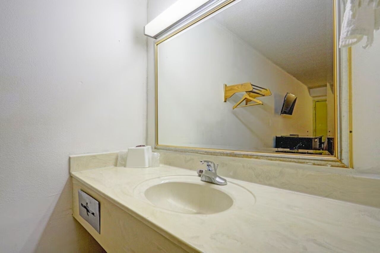 Family Stay Near Sycamore State Park | Free Parking & Pet-friendly - Lewisburg, OH